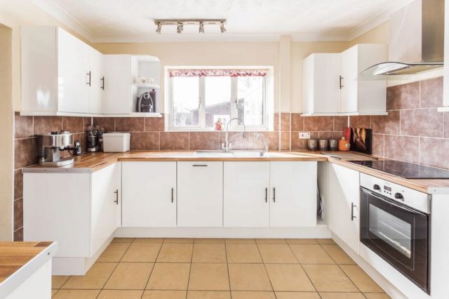 Yew Tree Drive Guildford 3 Bedroom Semi Detached For Sale Gu1