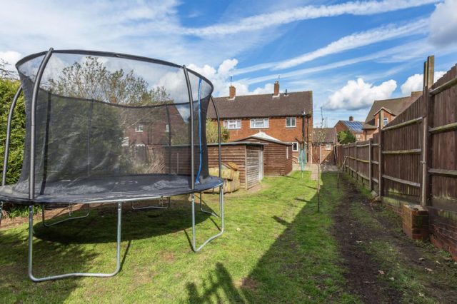 Yew Tree Drive Guildford 3 Bedroom Semi Detached For Sale Gu1