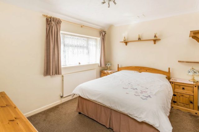 Yew Tree Drive Guildford 3 Bedroom Semi Detached For Sale Gu1