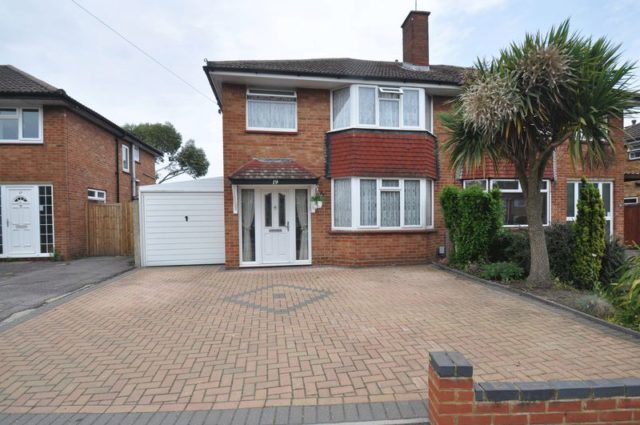 West Heath Road Farnborough 3 Bedroom Semi Detached For Sale Gu14
