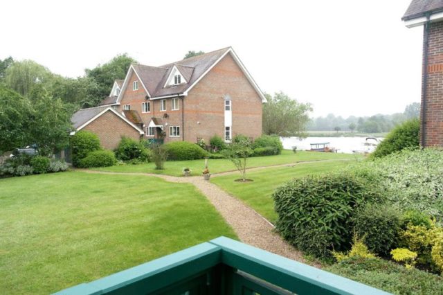 Andrews Reach Bourne End 2 bedroom Flat to rent SL8