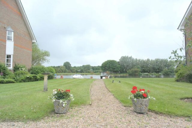 Andrews Reach Bourne End 2 bedroom Flat to rent SL8